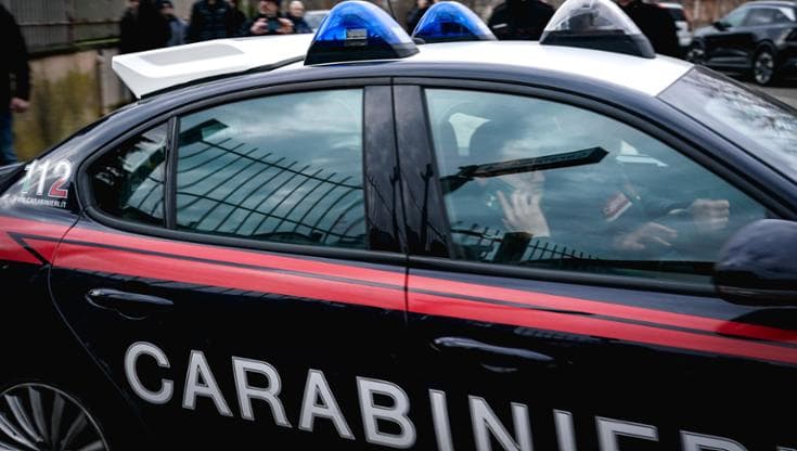 Picchiava da mesi la madre, arrestato a 15 anni: voleva soldi. La ...