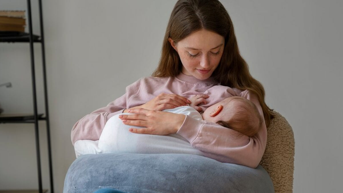Periods and breastfeeding: What happens to your milk supply during ...