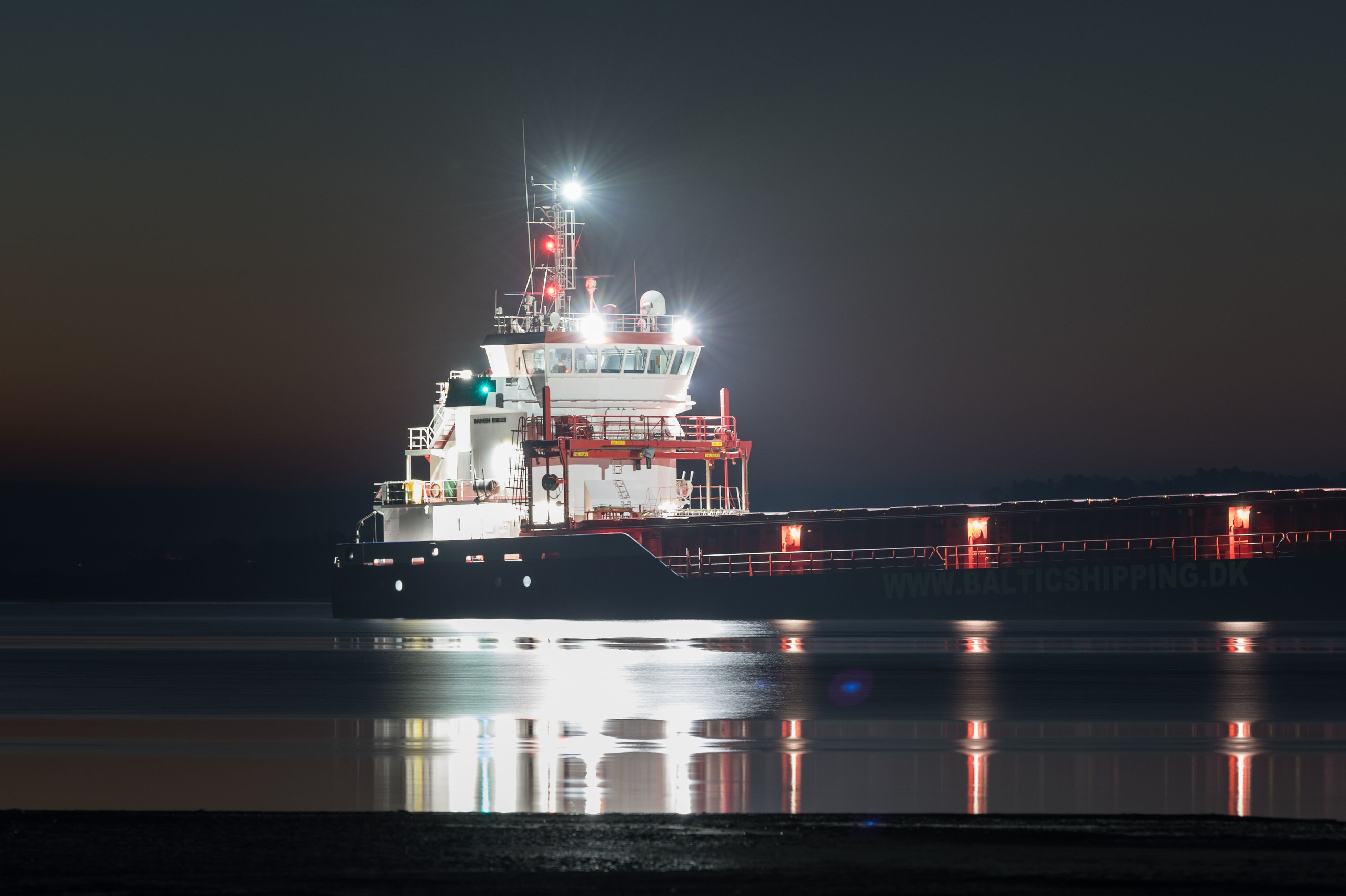 Fragtskib på knap 90 meter sidder stadig fast i Roskilde Fjord