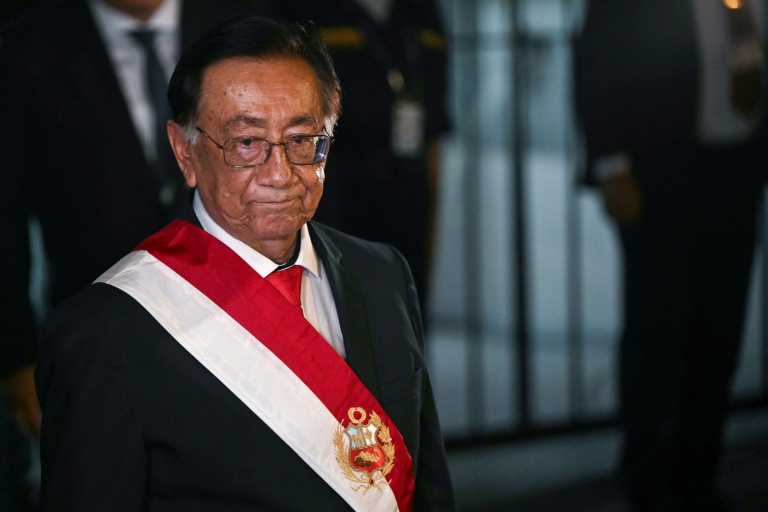 José María Balcázar é eleito presidente interino do Peru