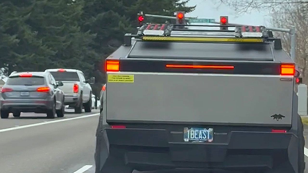 Driver can't stop laughing at Tesla Cybertruck's honking surprise