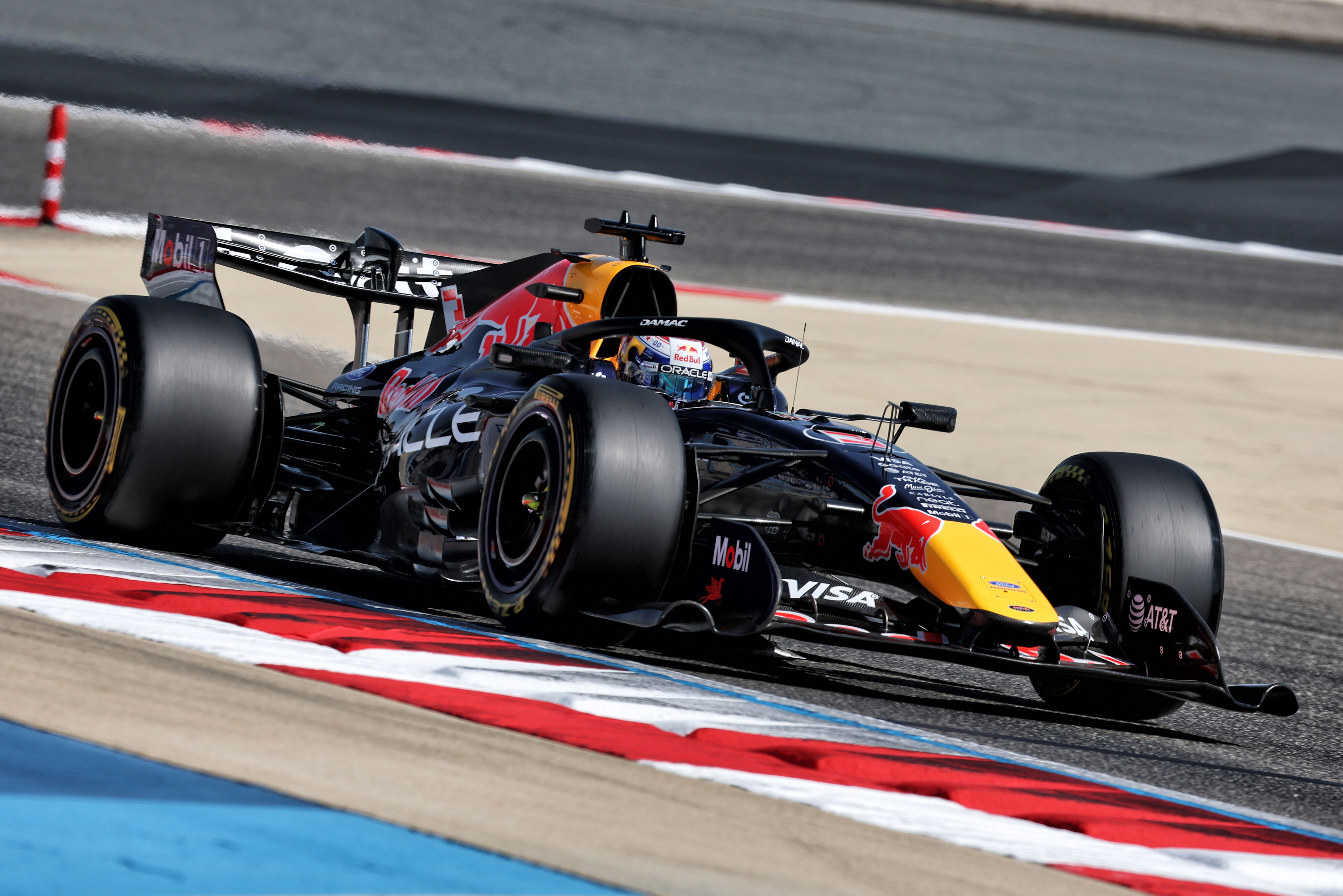 Snelle Verstappen laat tanden zien tijdens vliegende start in Bahrein