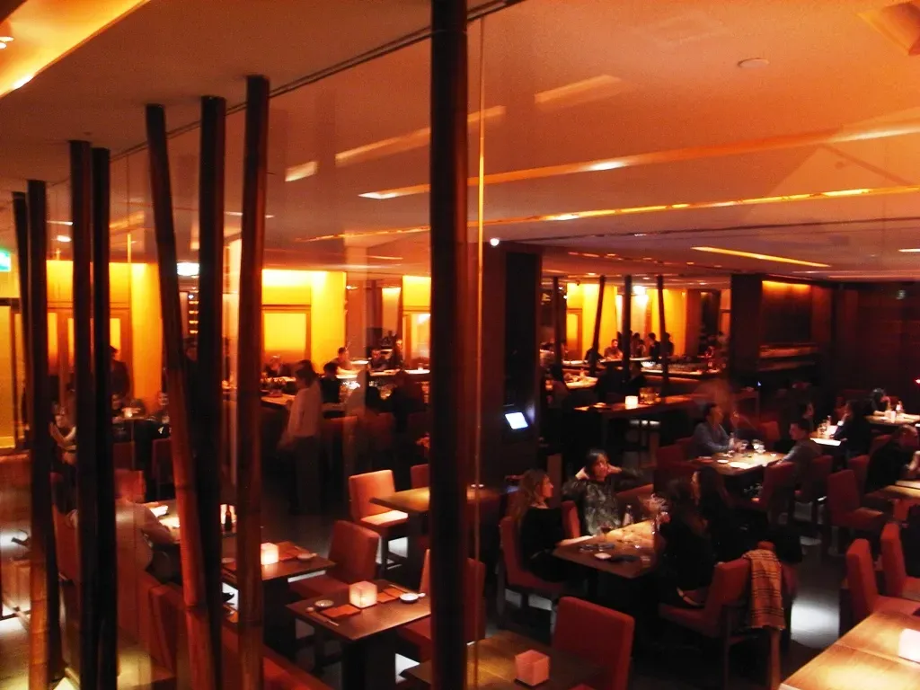 Here's what no one tells you about eating at these 10 famous restaurants