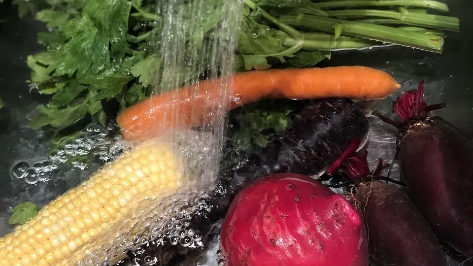 Still washing produce this way? Food safety experts say you're doing it ...