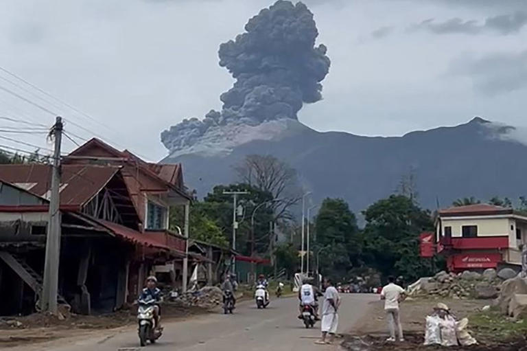 Philippines volcano explodes in eruption as huge ash plume towers over ...