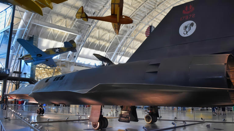A SR-71 Blackbird pilot survived a supersonic ejection at Mach 3.18 and ...