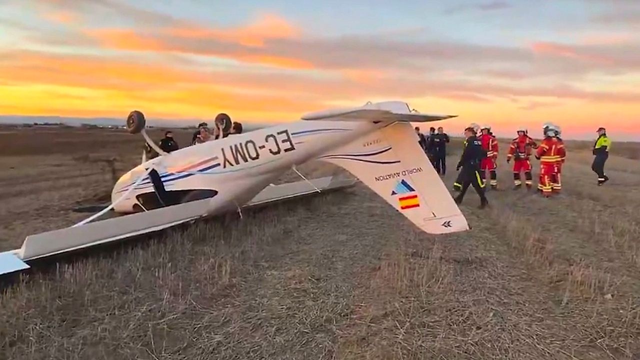Small plane rests upside down after flipping during emergency landing ...