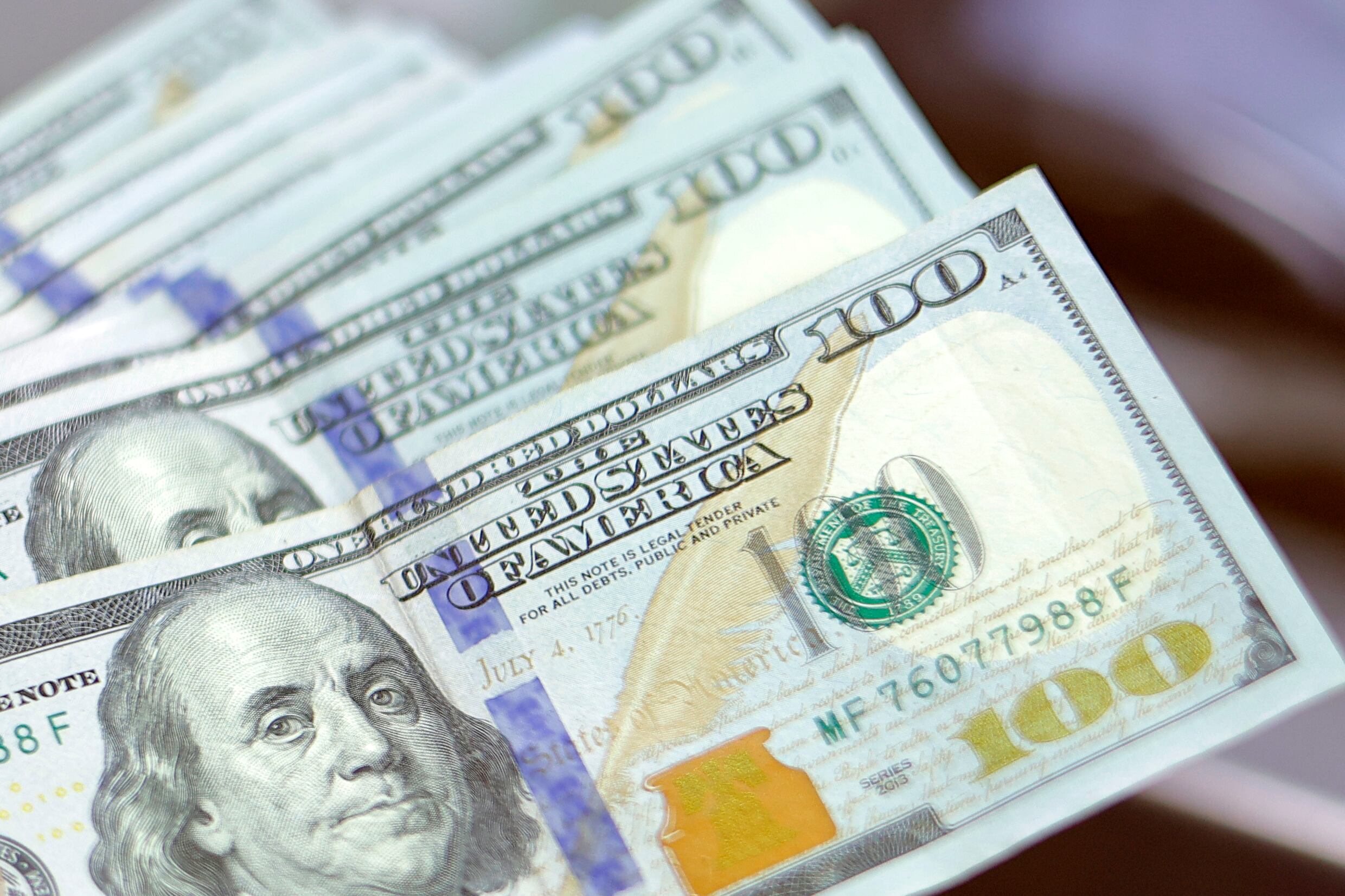 El dólar se toma un respiro luego de dispararse el viernes pasado
