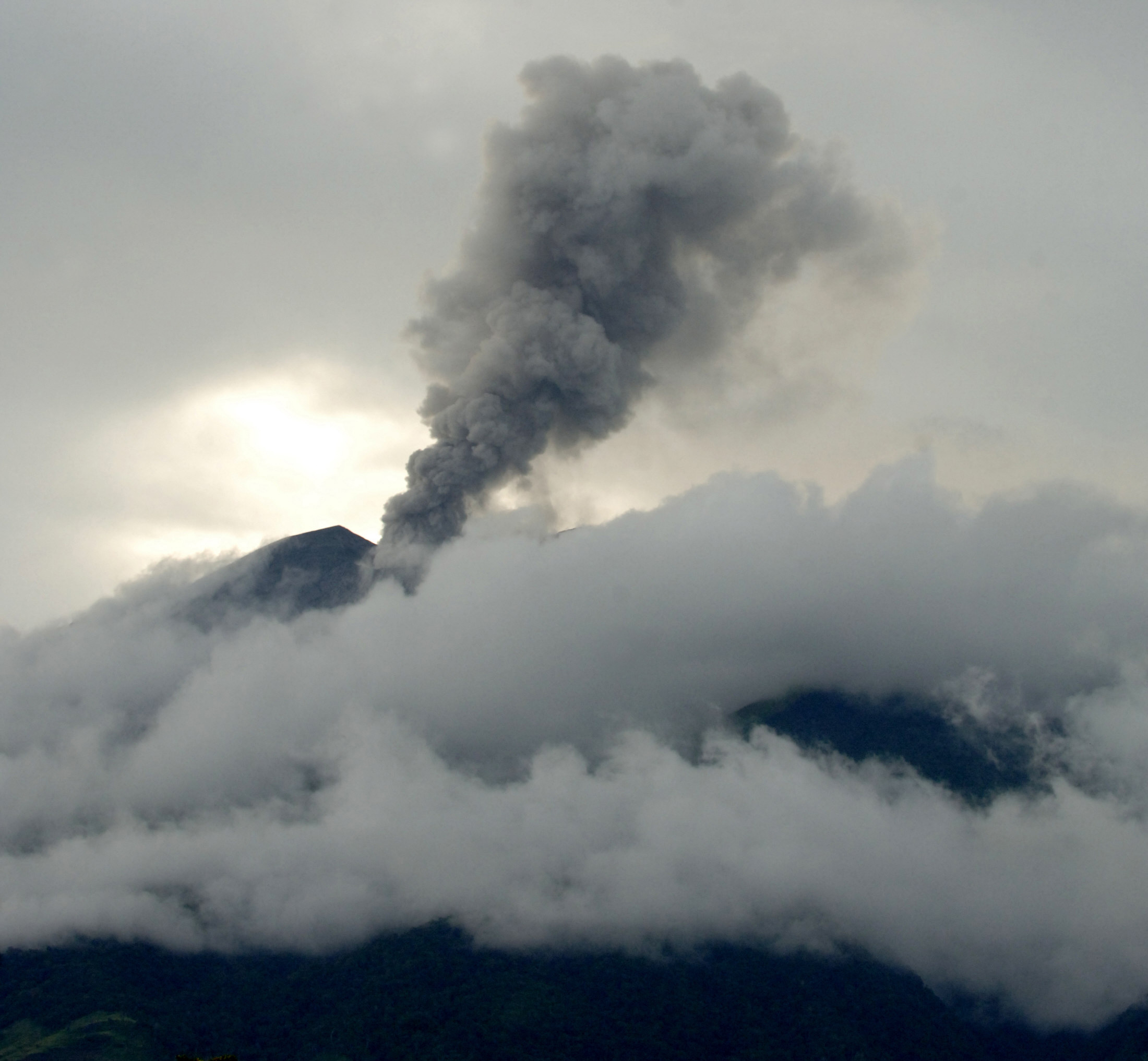 Kanlaon volcano: Emergency alert issued after major volcano in ...