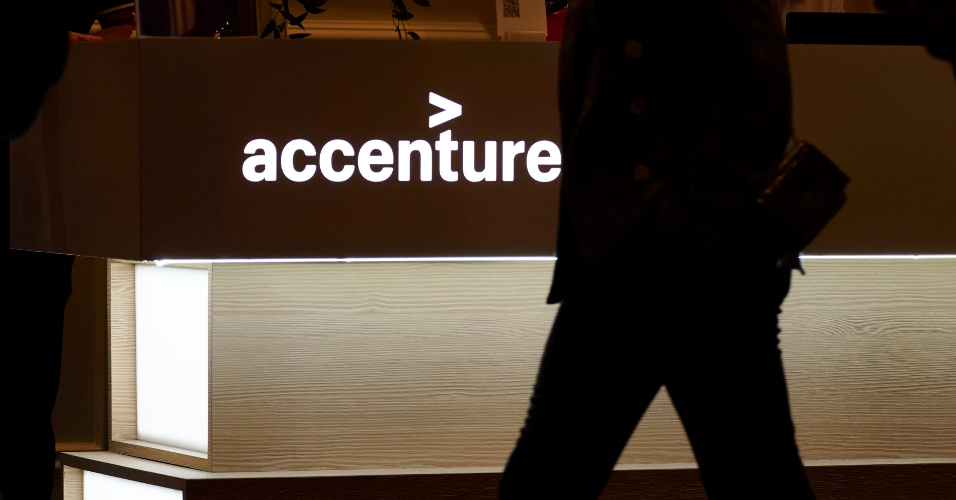 Accenture tells senior staff to use AI tools or risk losing out on ...
