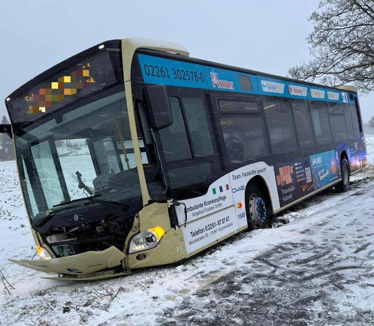 Im Gegenverkehr Auf Derselben Fahrbahn Halt Ein Linienbus