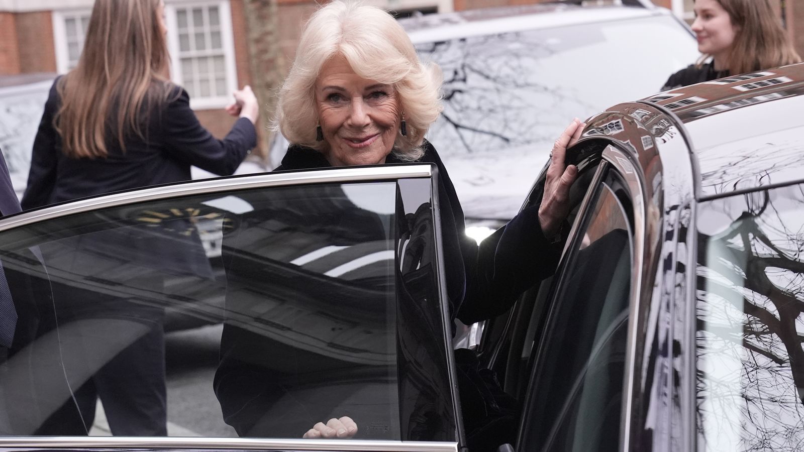 Queen seen for first time since Andrew arrest