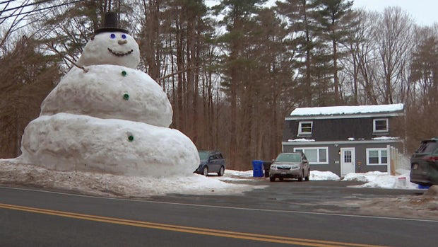 Towering 20-foot snowman becoming must-see attraction at Massachusetts home