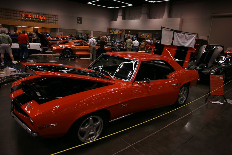 18 photos of popular vintage muscle cars that still turn heads today