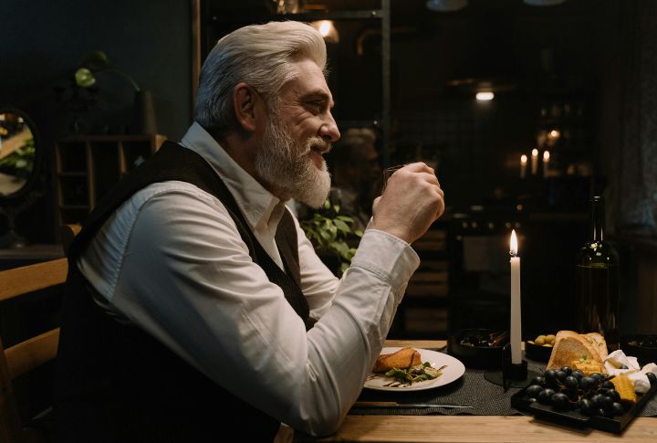 10 gentleman moves that win respect at any dinner table