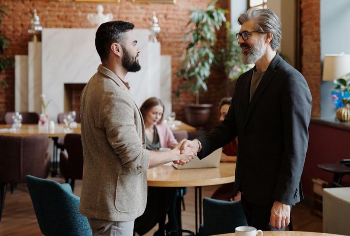 10 gentleman moves that win respect at any dinner table
