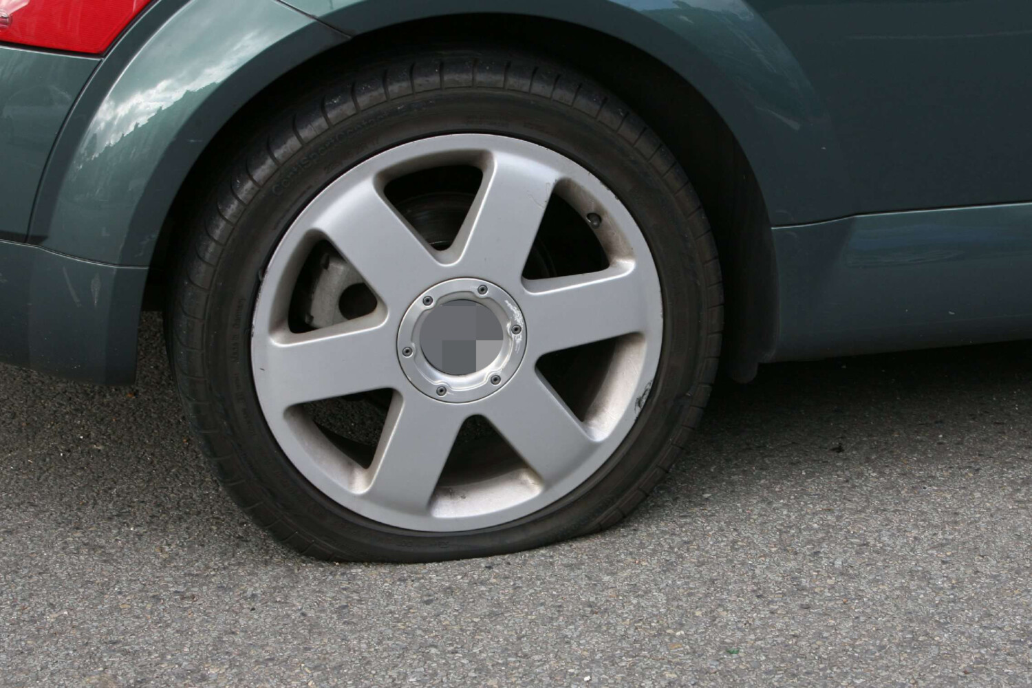 Arrêté ivre au volant d'une voiture avec... trois pneus crevés