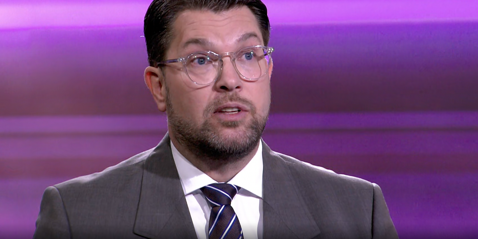 Åkesson viker sig – kan skjuta upp frågan om uppehållstillstånd