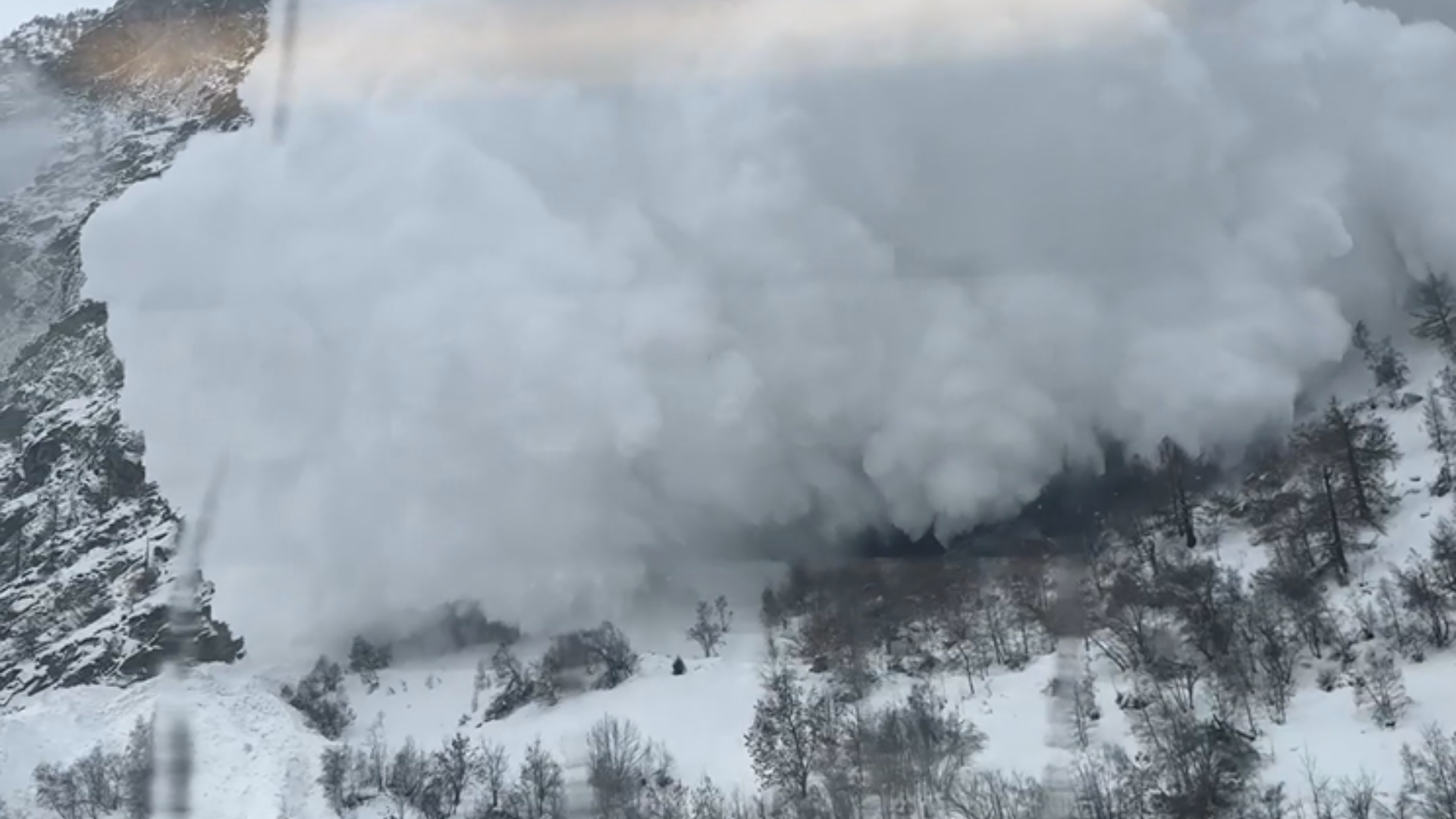 Avalanche crashes into moving train in Swiss Alps
