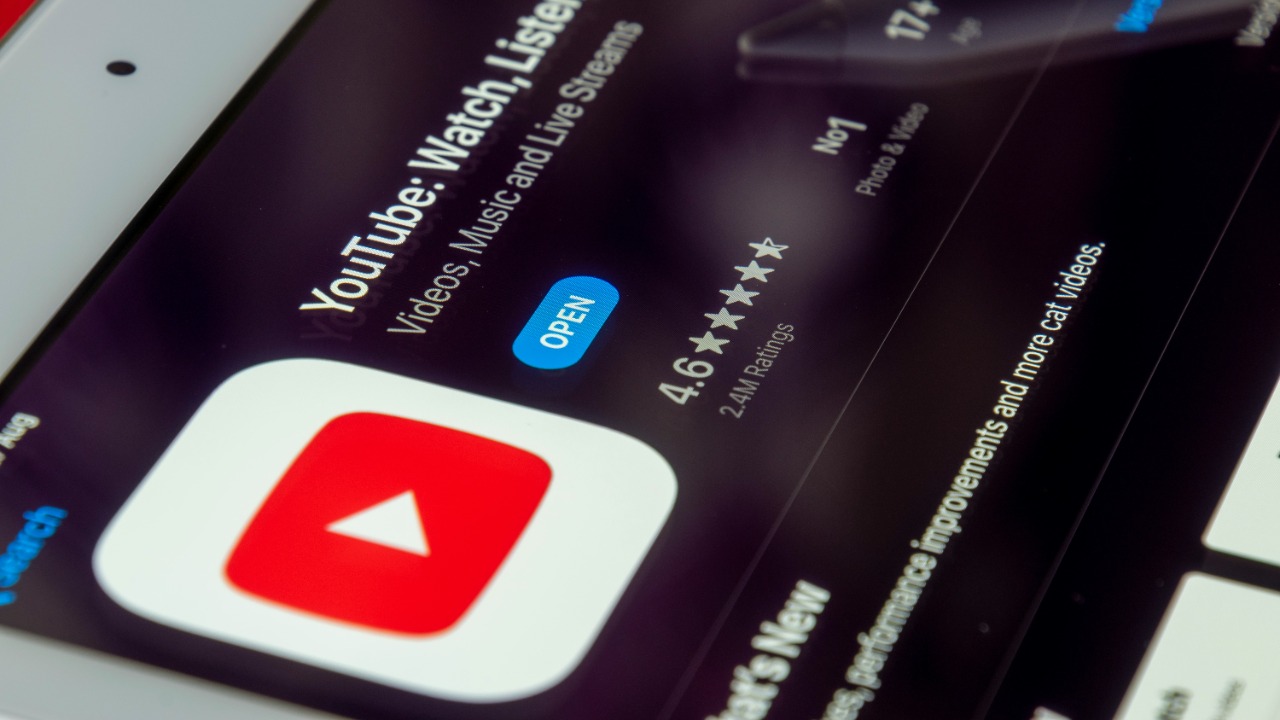 YouTube glitch traps 320,000 users on frozen blank screens as algorithm ...