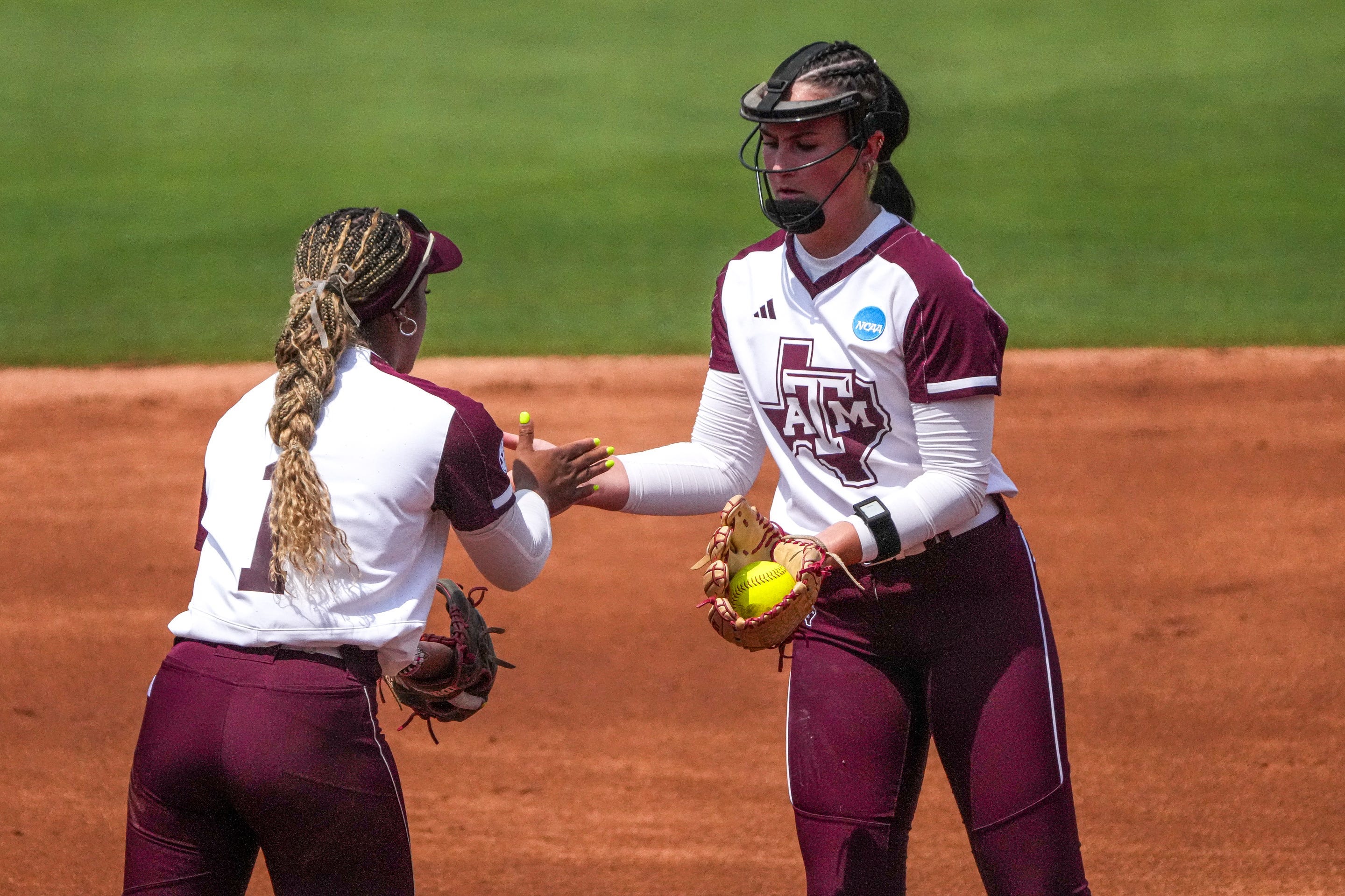 Texas A&M strands seven in 2–1 loss to Oregon to open Mary Nutter