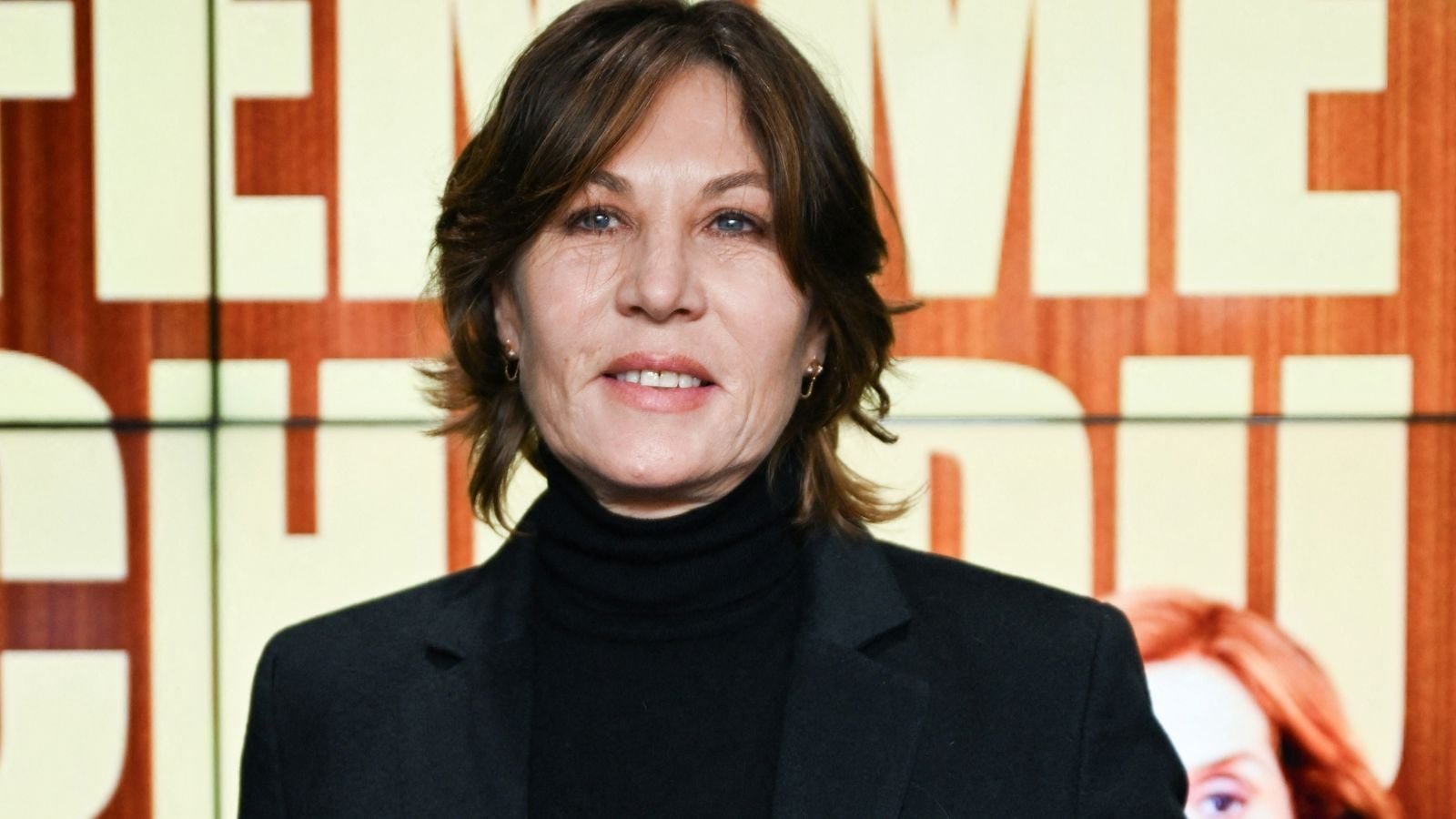 Adieu le jean, Mathilde Seigner (58 ans) porte le pantalon ample ultra ...