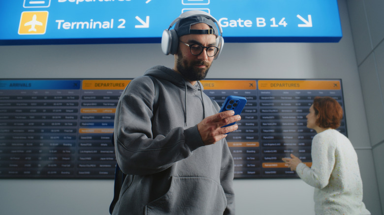 Do TSA rules require you to take off your headphones during screening?
