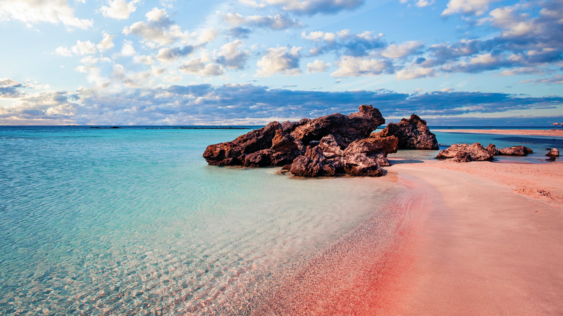 En Grèce, cette plage au sable rose vient d’être élue parmi les plus ...
