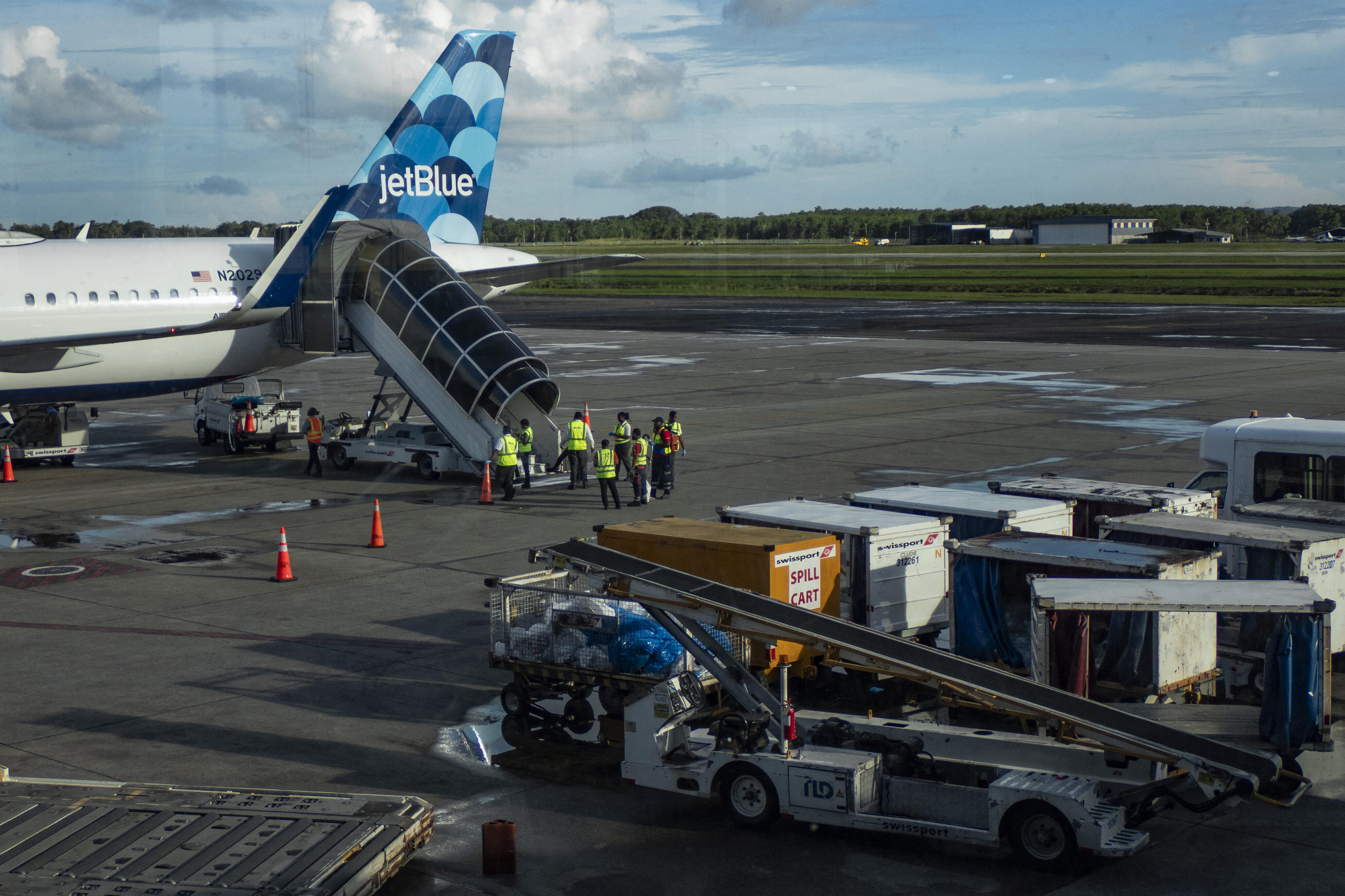 Major airport shut down after JetBlue plane made emergency landing