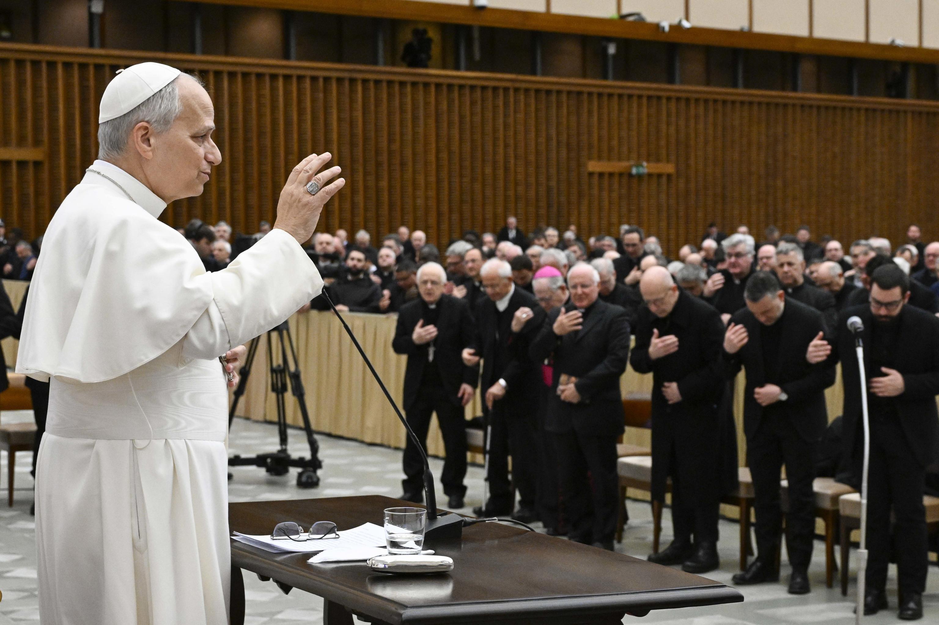 Il Papa, 'Roma cambia ma le buche delle strade restano le stesse'