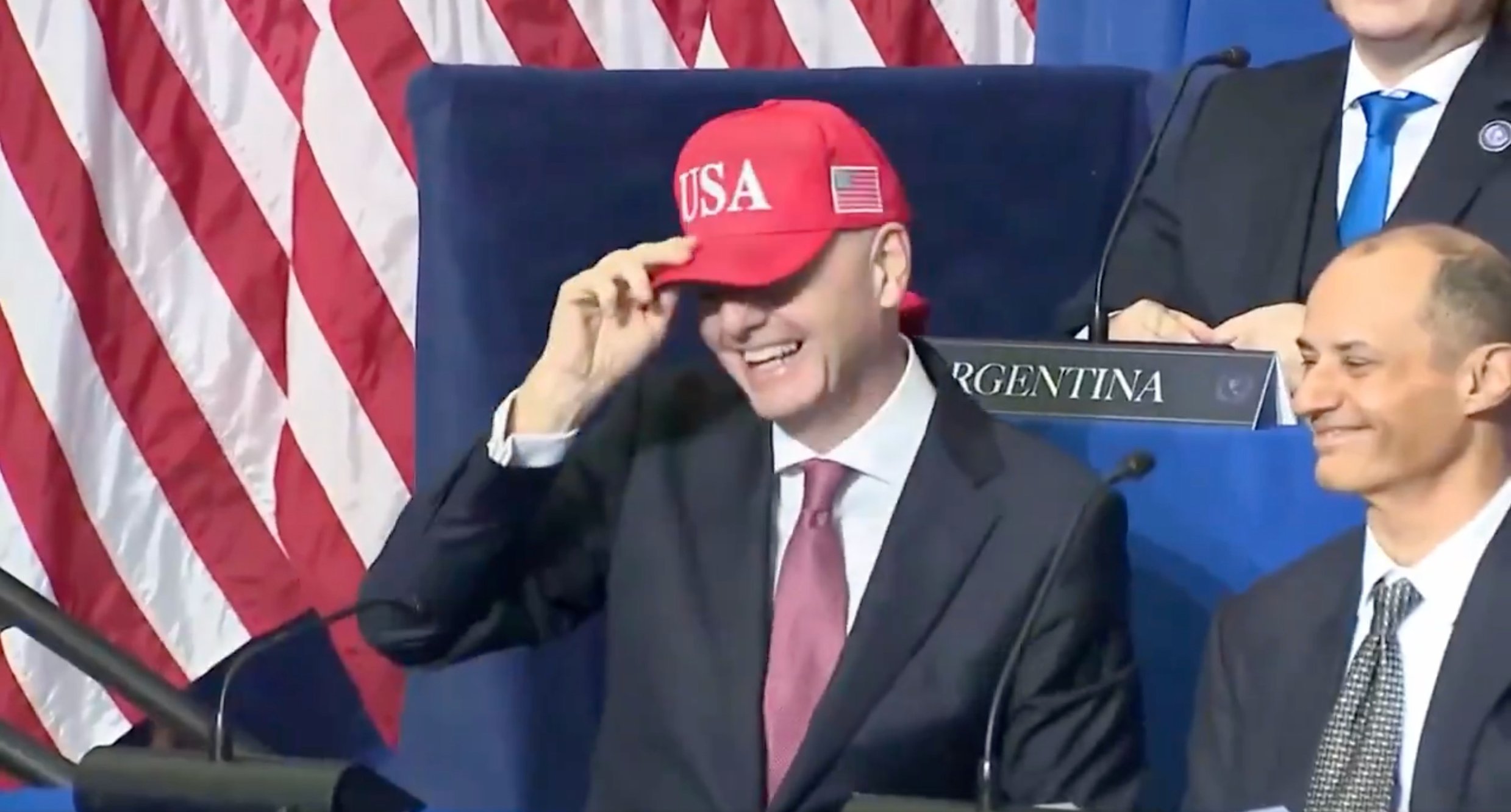 Vekker oppsikt: Her gliser FIFA-presidenten med USA-caps