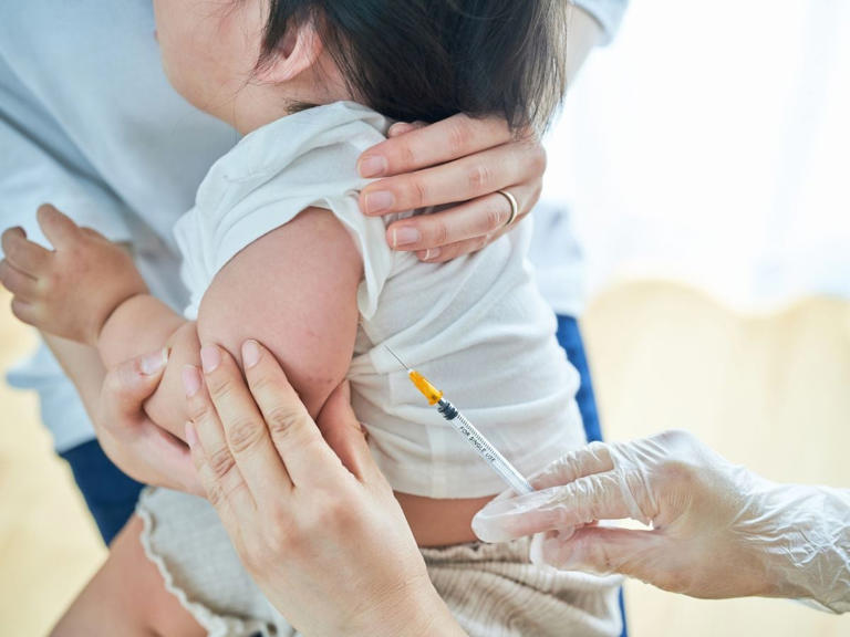 ¿Una inyección, triple protección? La vacuna que frena sarampión ...
