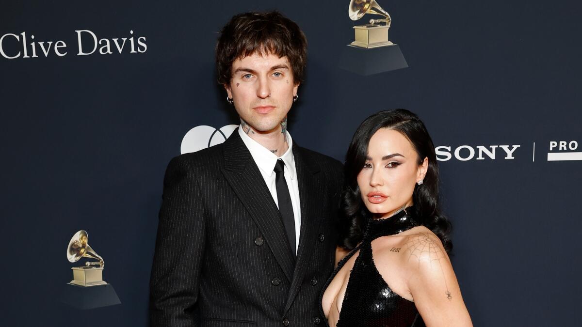 Demi Lovato & Jutes gift servers generous tip on Valentine's dinner date