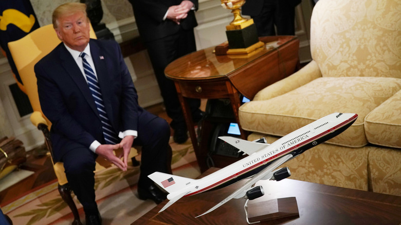 Air Force One and the Boeing 747 gifted by Qatar will get Trump's tacky ...