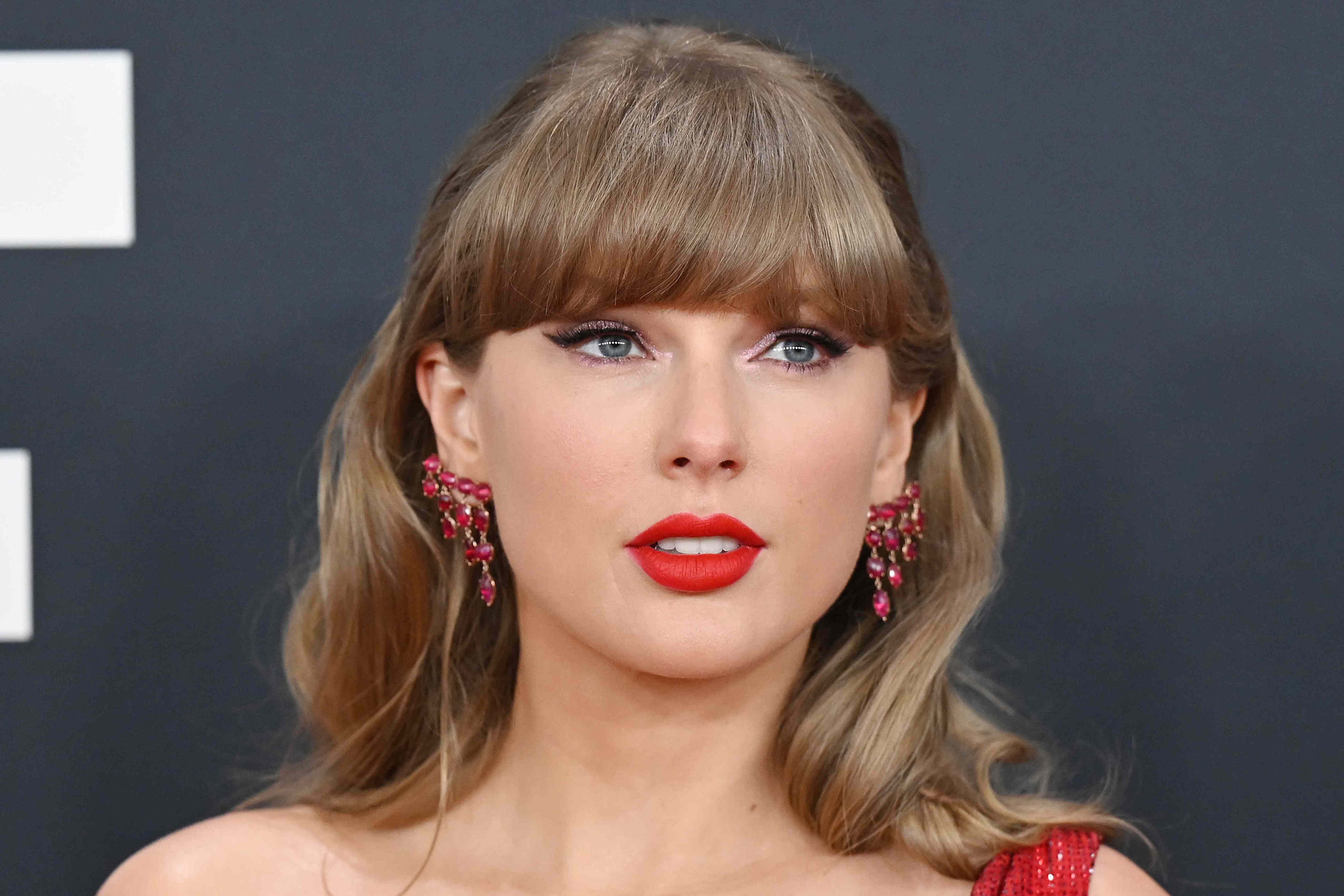 Taylor Swift’s breezy lace dress sold out instantly last summer — it’s ...