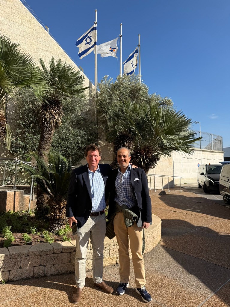 Tucker Carlson seen posing for photo with Israeli airport staff in ...