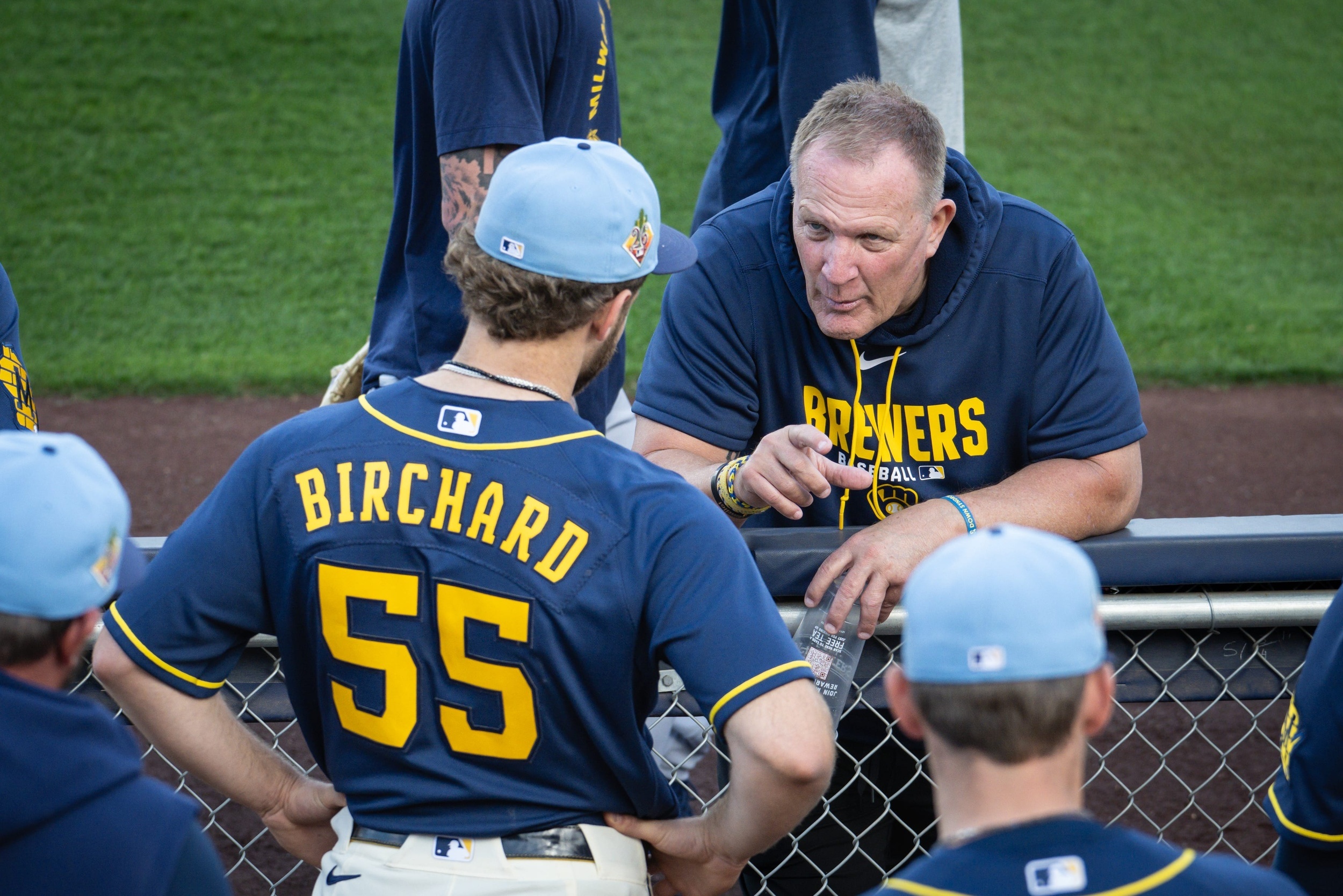 Brewers sign manager Pat Murphy to a contract extension
