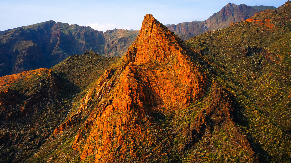 Pico da montanha dourado ao pôr do sol