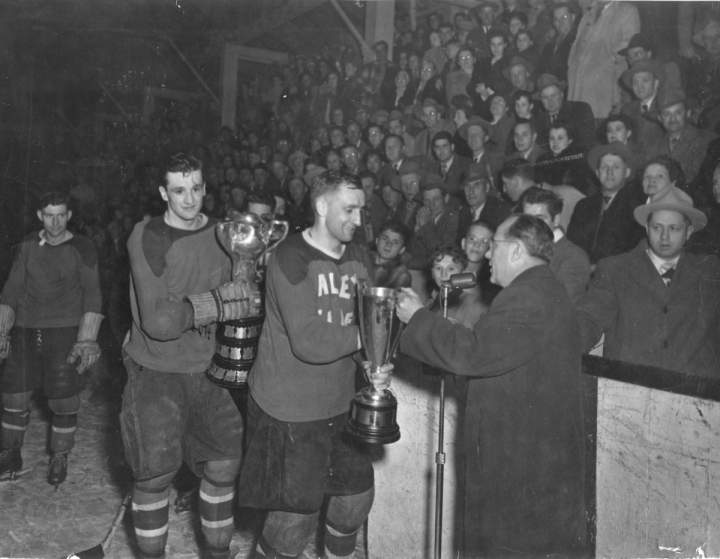 Canadian men’s hockey gold medal up for auction