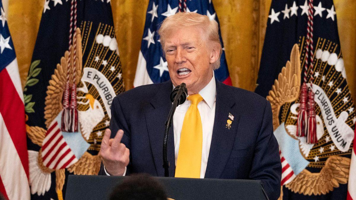 Donald Trump lathers on makeup to hide bruises during White House event