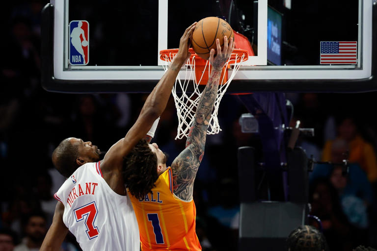 Durant scores 35 points as Rockets hold on to beat Hornets 105-101