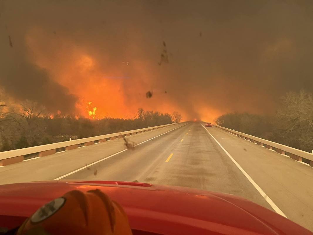 Wildfire warning issued: Over 300,000 acres on fire across Southern ...