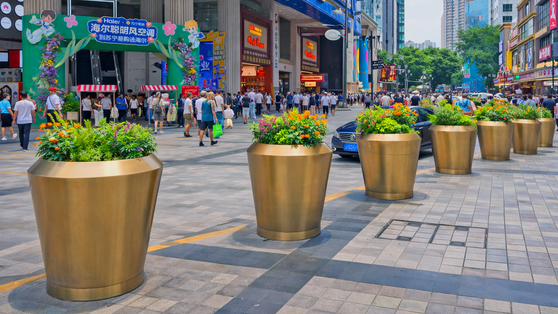 Deretan pot bunga besar hiasi jalan di Guangzhou, China