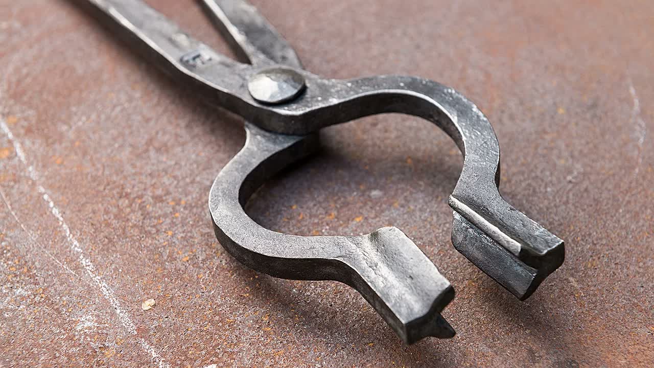 Forging bolt tongs the old-school way