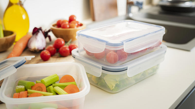 The real reason your plastic storage containers still smell like food ...