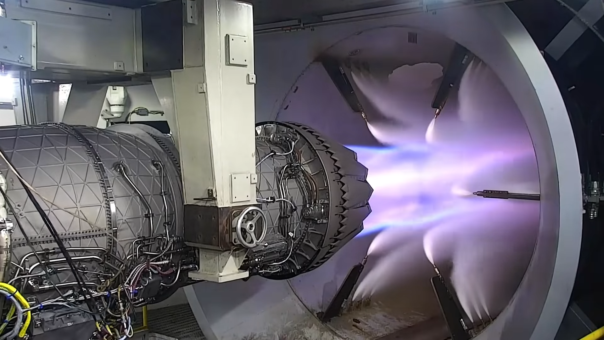 What makes this fighter jet engine so incredibly powerful