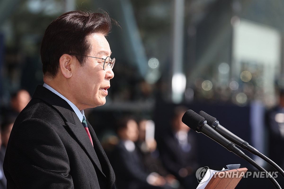Lee calls for military to arm with strong, self-reliant defense ...