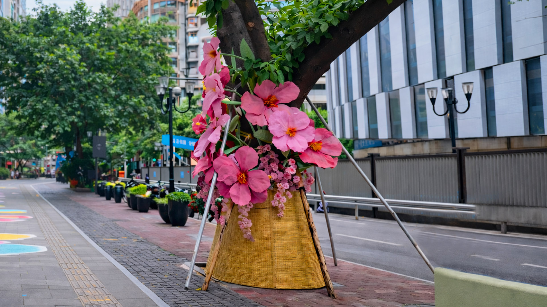 Jalan kota modern dengan dekorasi bunga di China