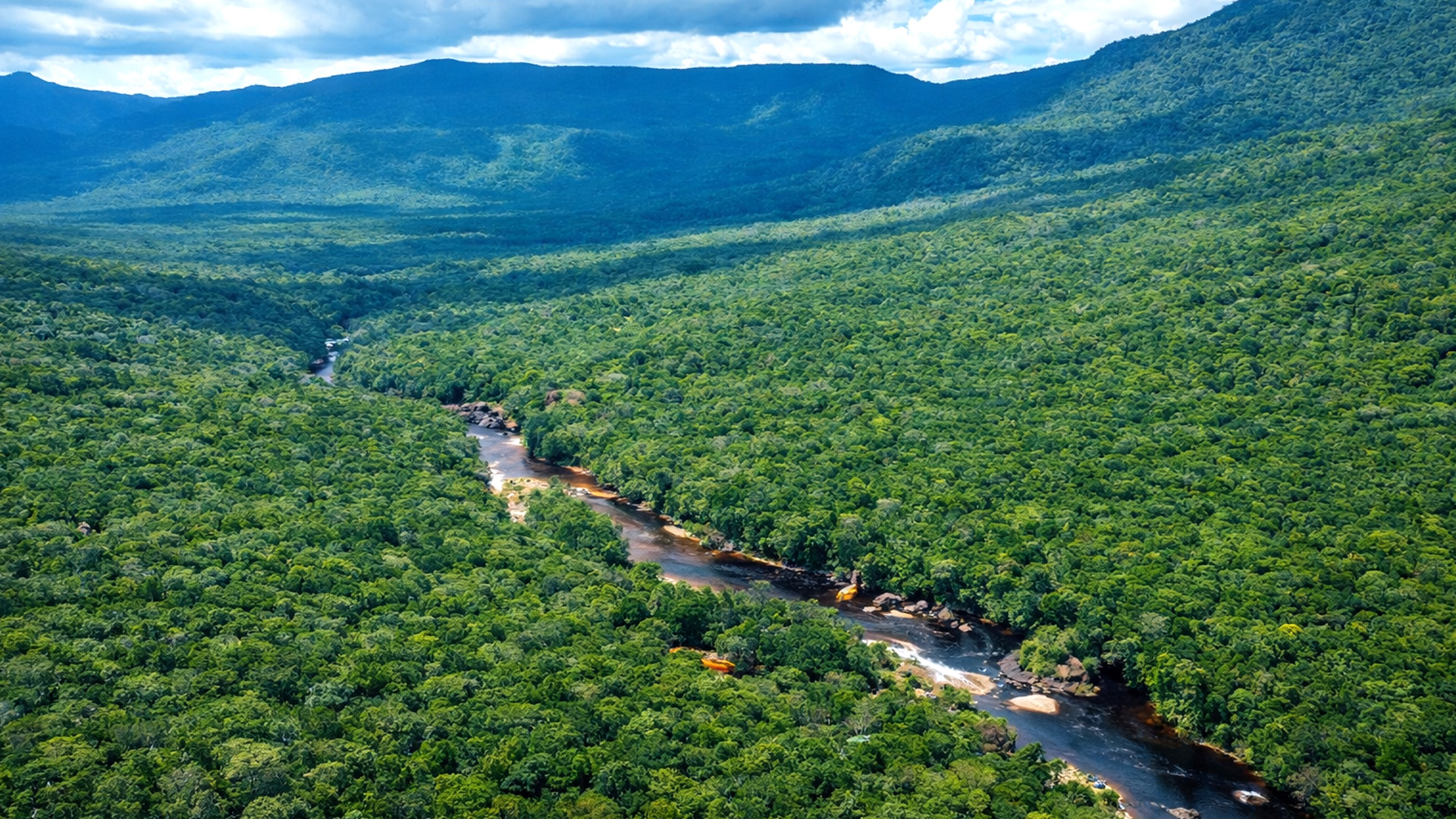 El río Churún bajo las montañas Tepui