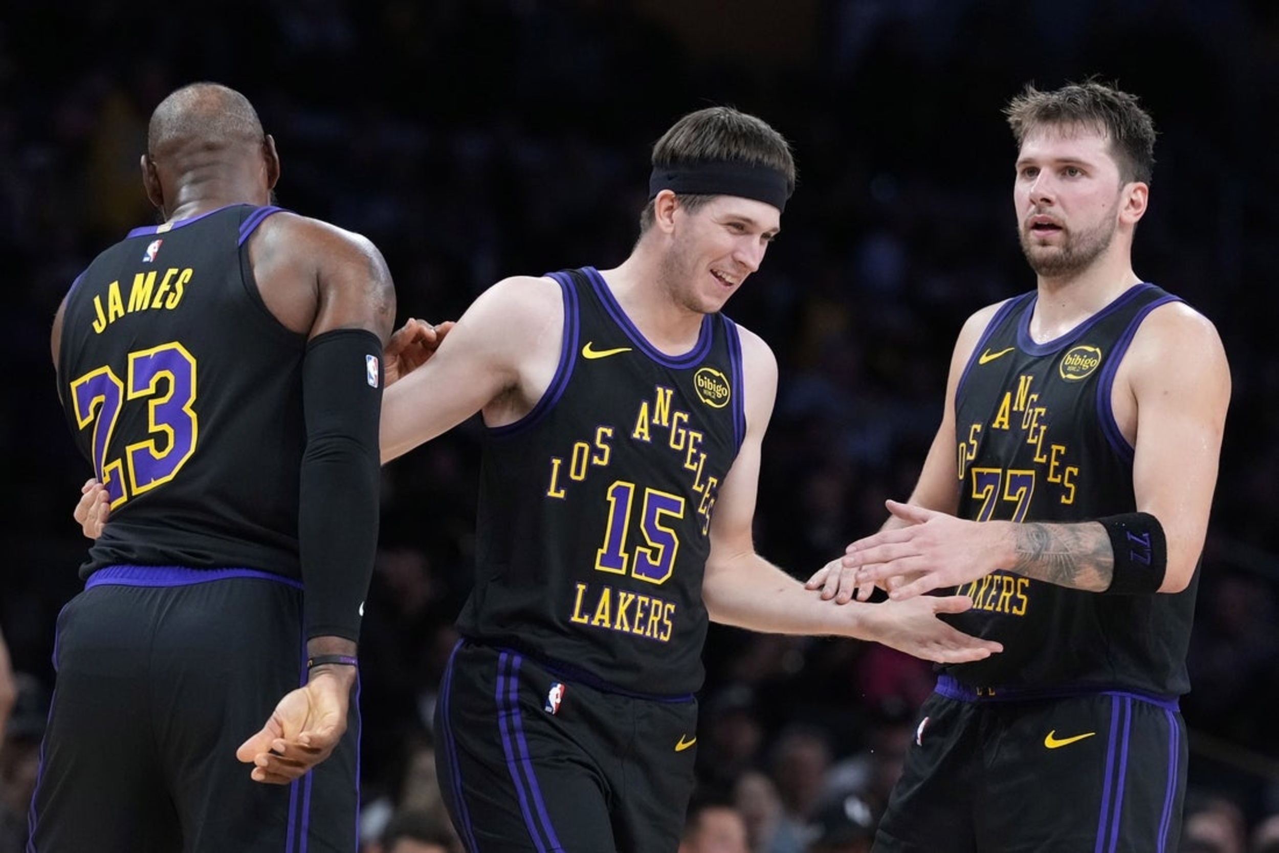 Lakers' star trio back together to battle resurgent Clippers